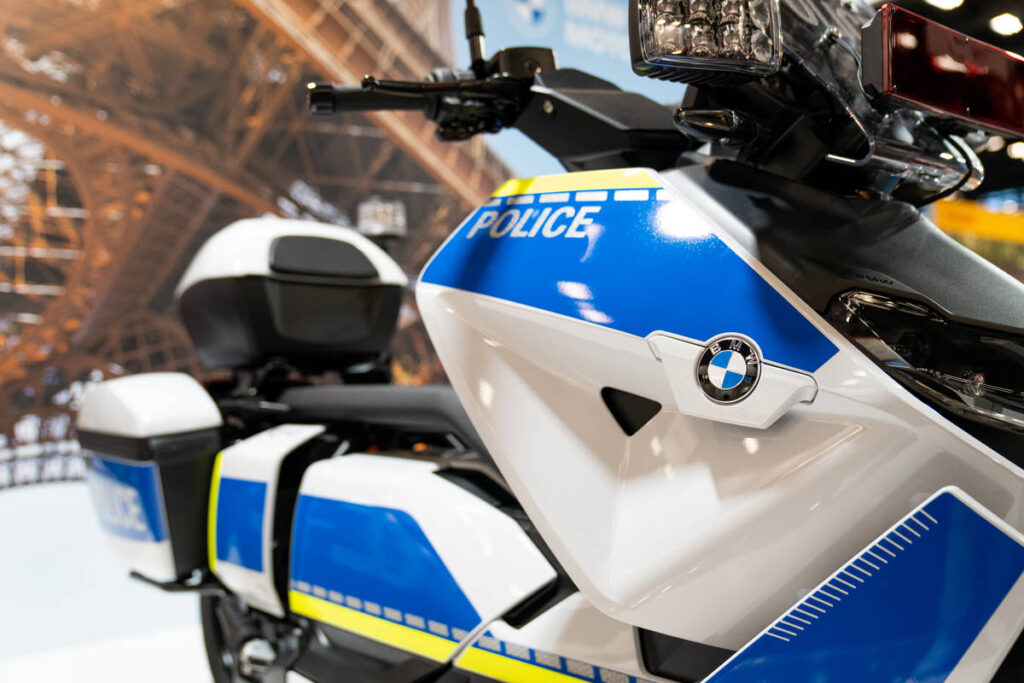 היצרנית הבווארית BMW מציגה גרסה משטרתית לקטנוע החשמלי החדש שלה-CE04